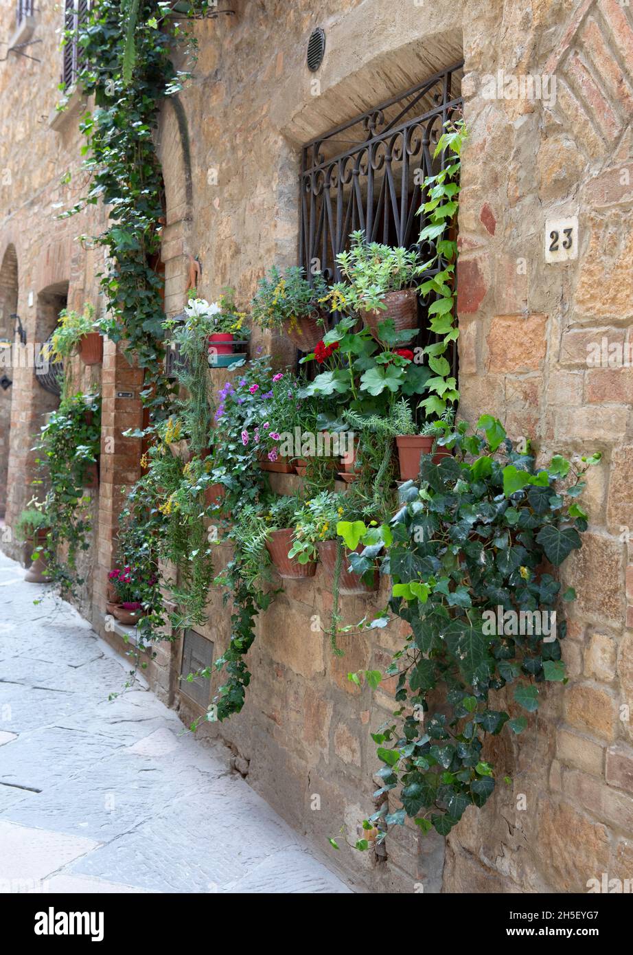 Pretty window boxes hi-res stock photography and images - Alamy