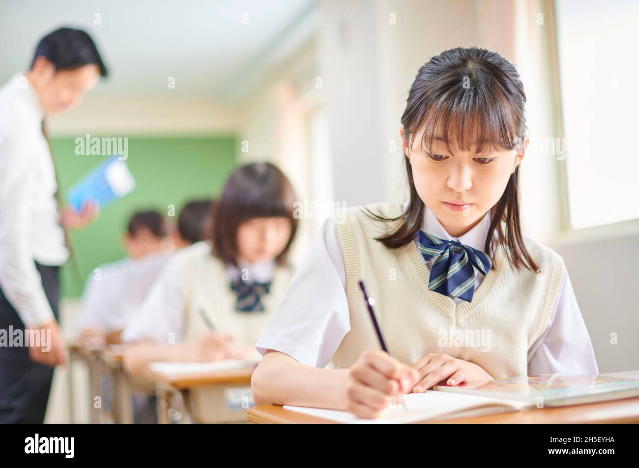 Japanese school students in the classroom Stock Photo - Alamy