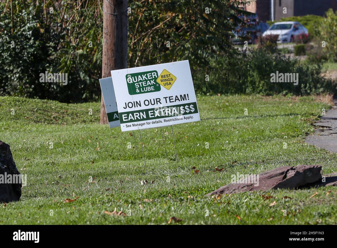 Now hiring signs hi-res stock photography and images - Alamy