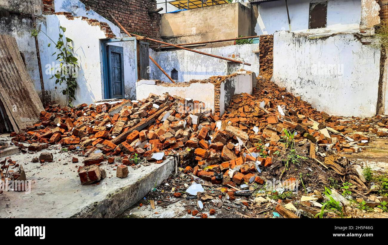 Ruins of a broken house after an earthquake Stock Photo - Alamy