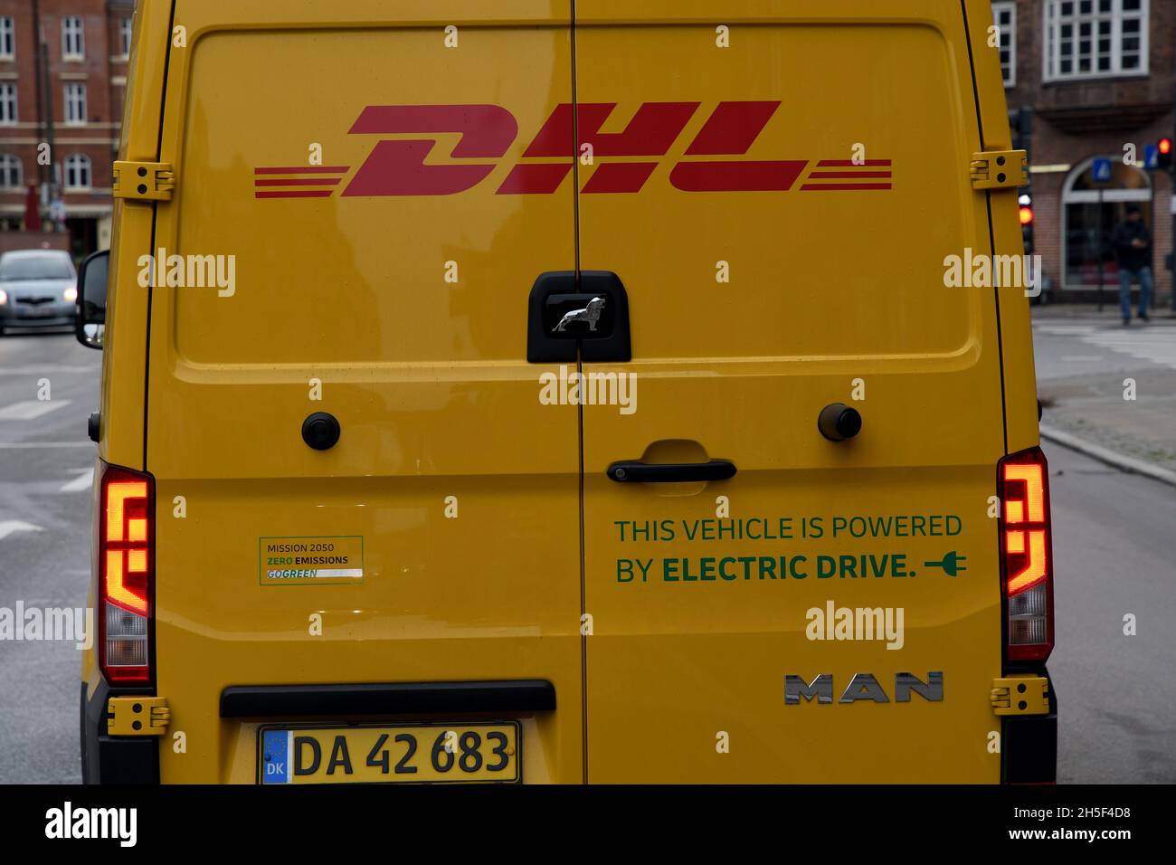 Dhl delivry van hi-res stock photography and images - Alamy