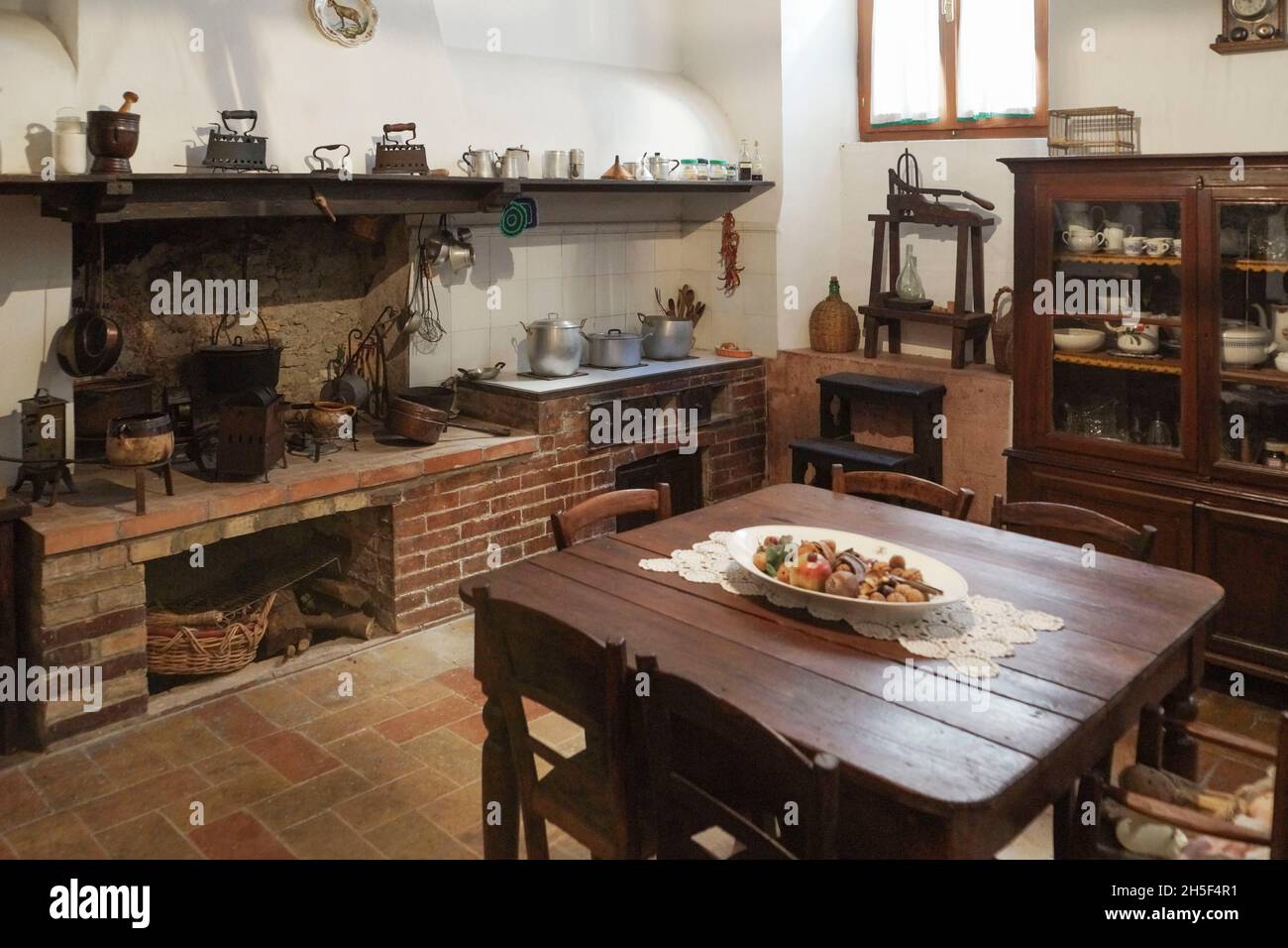 Palace kitchen hi-res stock photography and images - Alamy