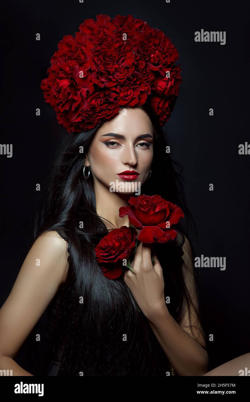 Beauty portrait brunette woman with crown of roses flowers on her head ...
