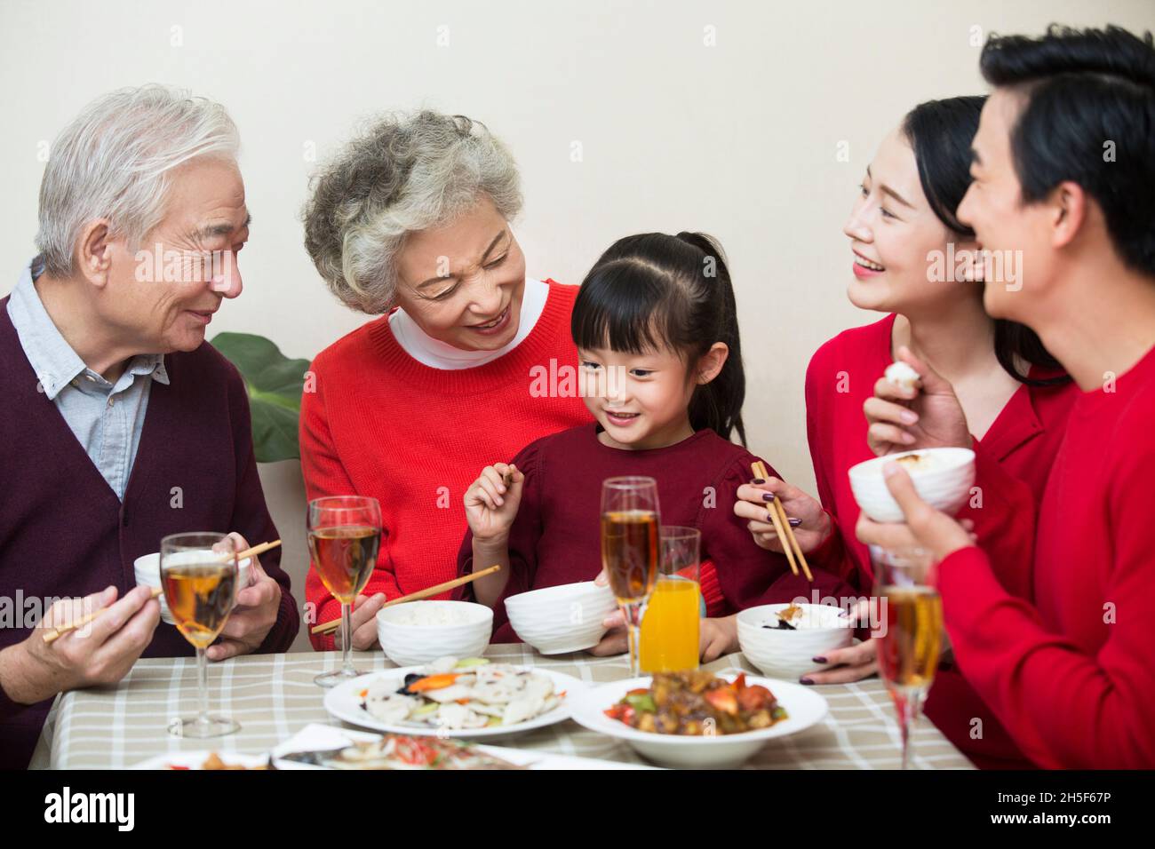 Chinese new year family dinner hi-res stock photography and images - Alamy