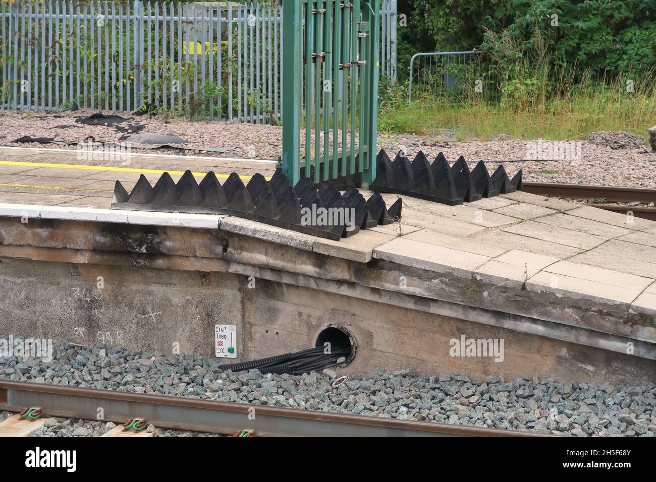 Anti-trespass panels at the end of the platform at Cardiff Central ...
