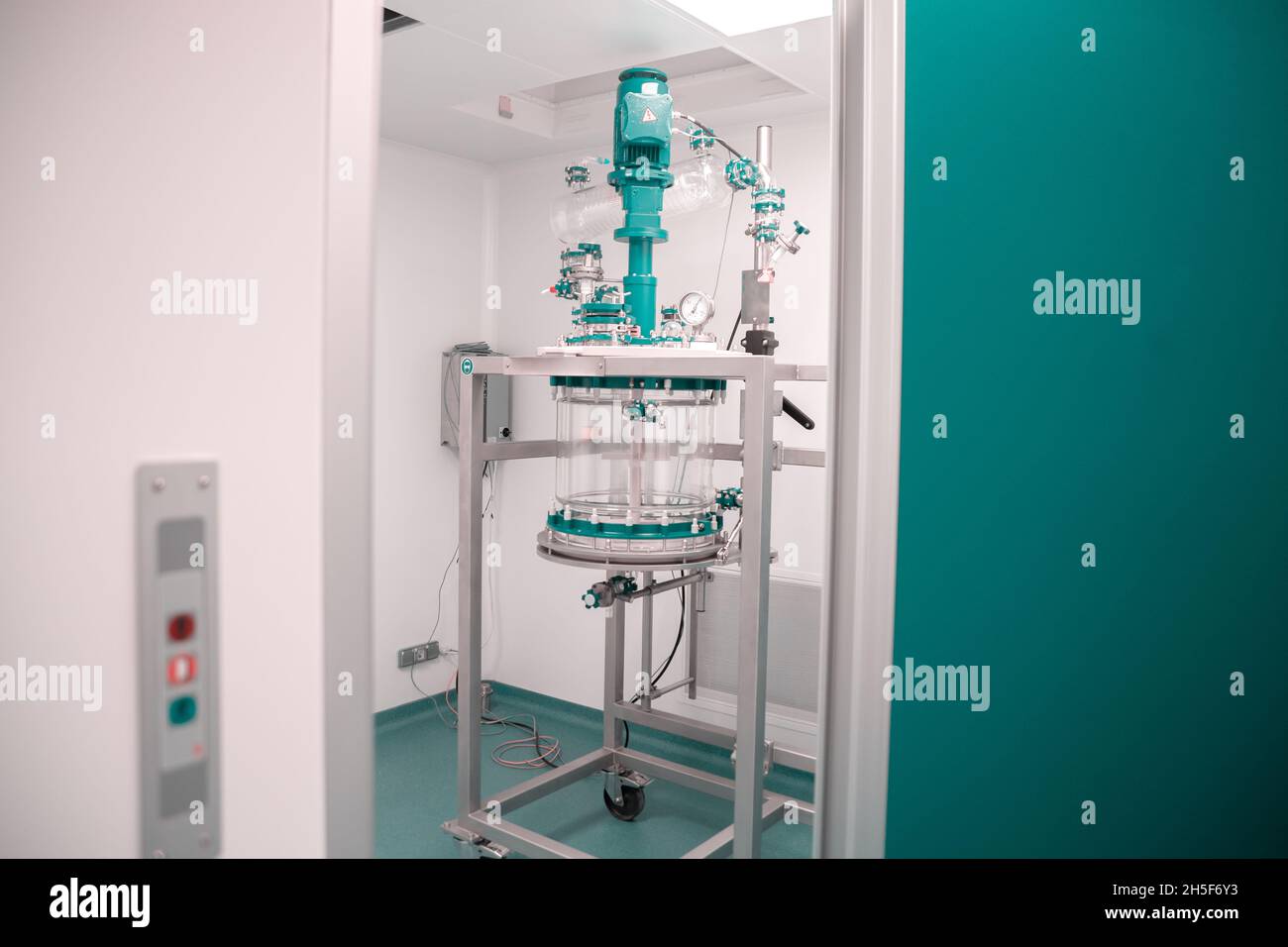 Small volume chemical reactor. Multitask pilot reactor for semi ...