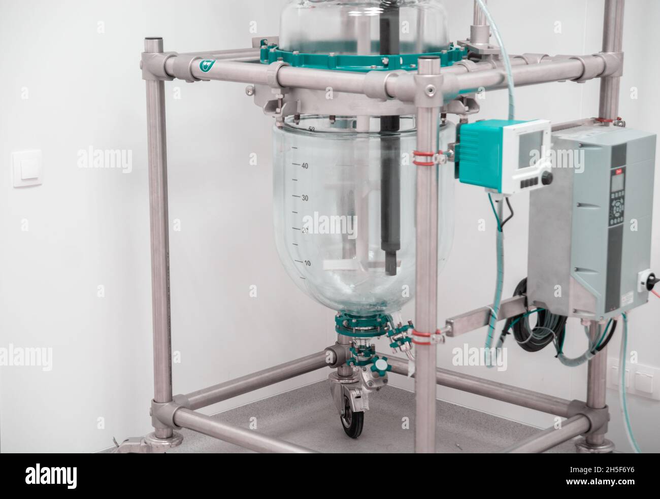 Small volume chemical reactor. Multitask pilot reactor for semi ...