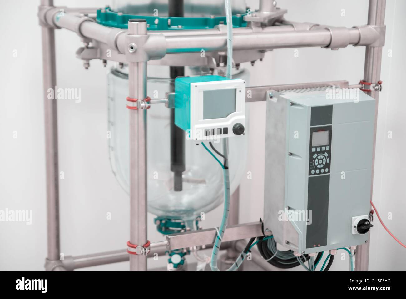 Small volume chemical reactor. Multitask pilot reactor for semi ...