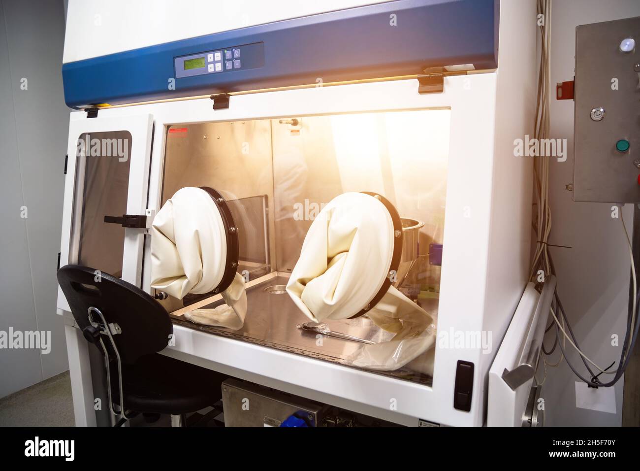 Laboratory isolator. Aseptic isolation system. Containment isolator ...