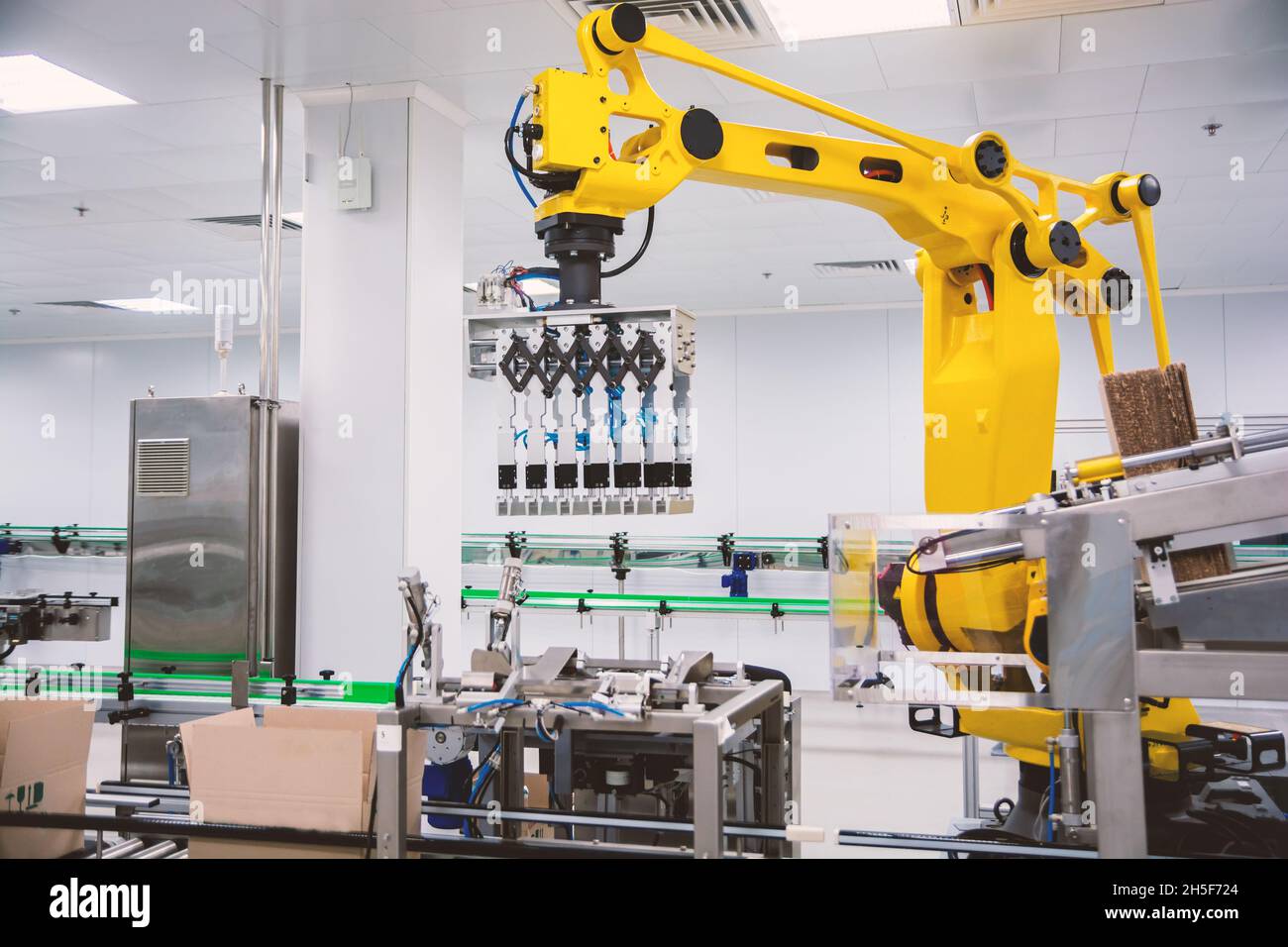 Industrial robot. Intelligent production automation Stock Photo - Alamy
