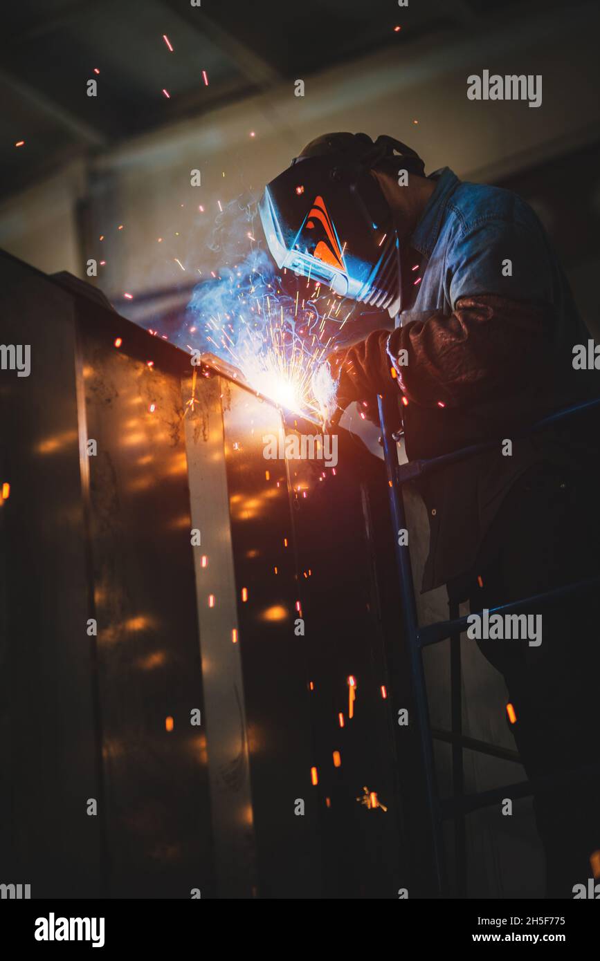 Welder welds pieces iron hi-res stock photography and images - Alamy