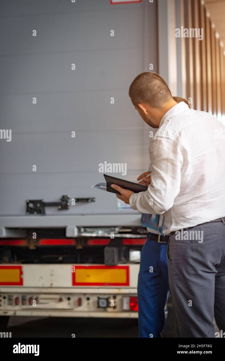 A man checks the load on the car Stock Photo - Alamy