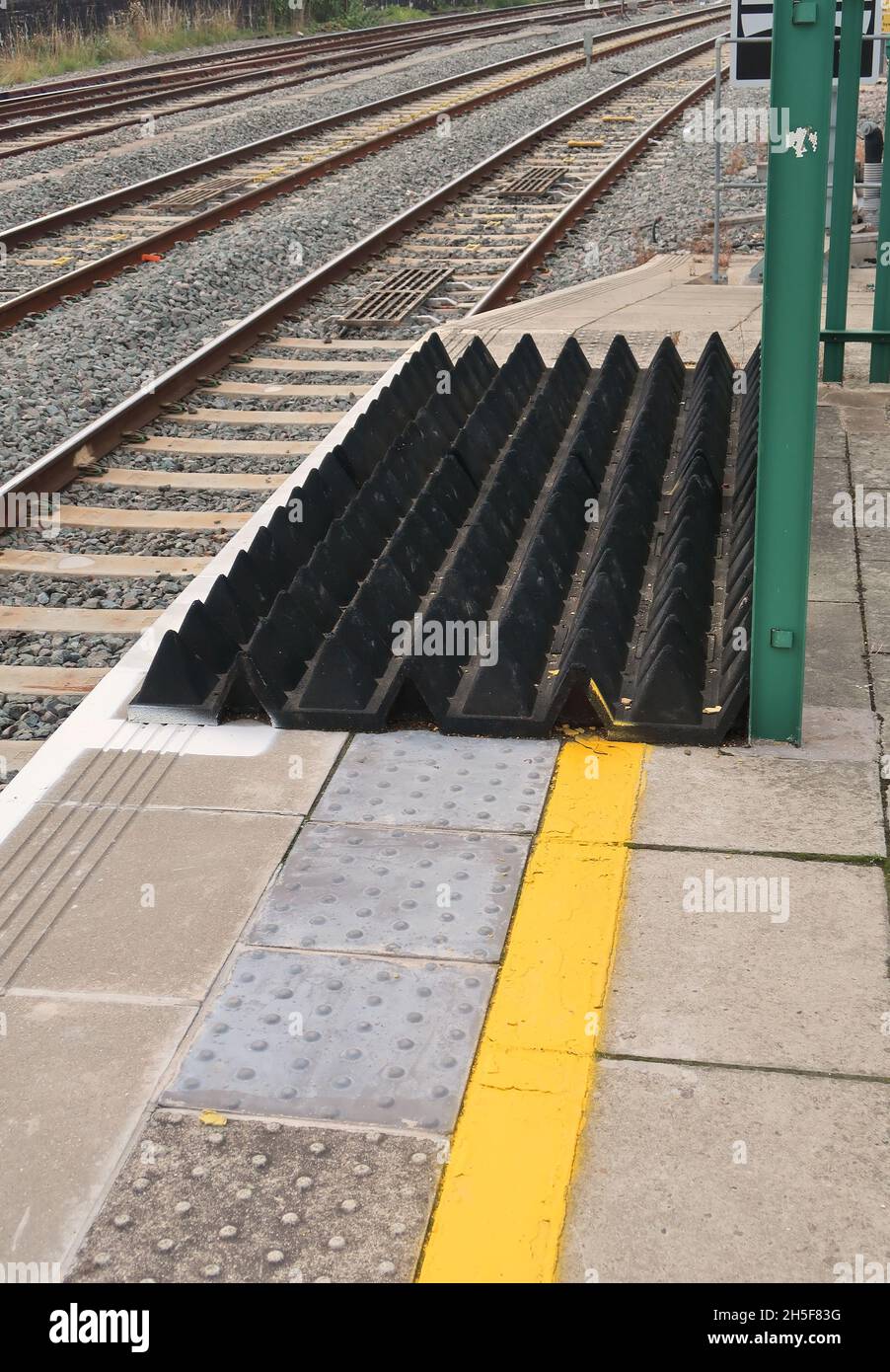 Anti-trespass panels at the end of the platform at Cardiff Central ...