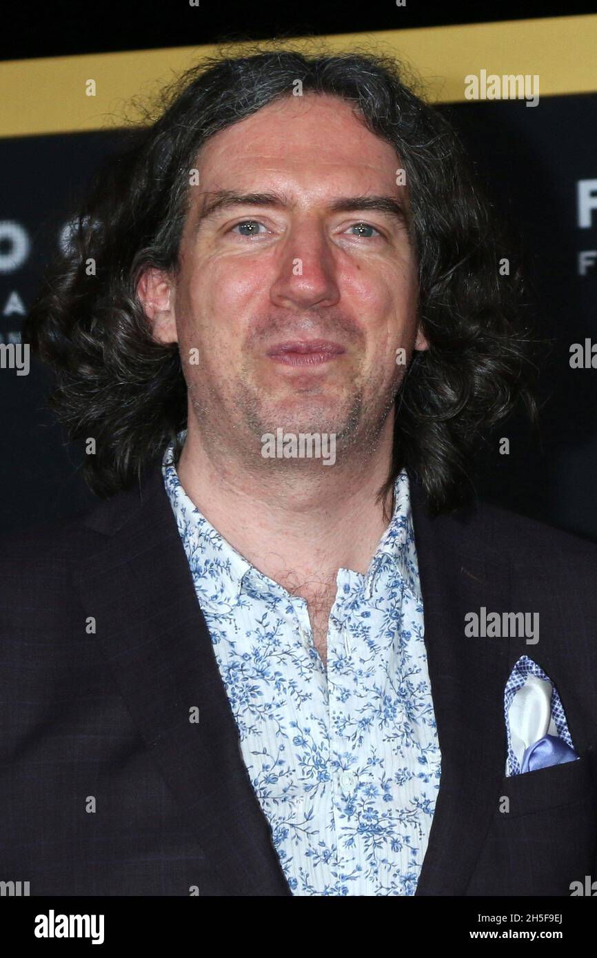Los Angeles, CA. 8th Nov, 2021. Gary Lightbody at arrivals for BELFAST ...