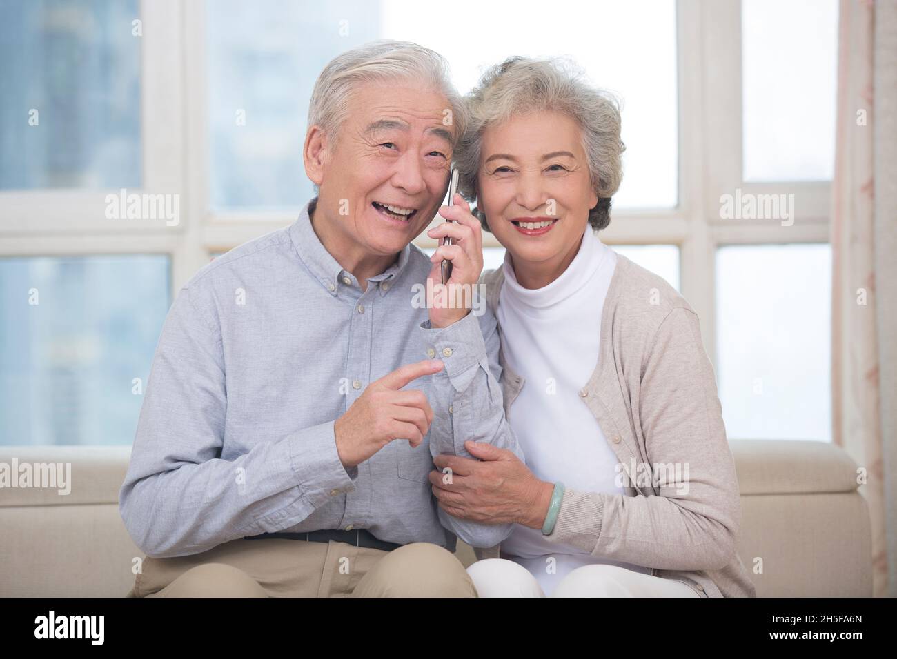 Old couple talking hi-res stock photography and images - Alamy