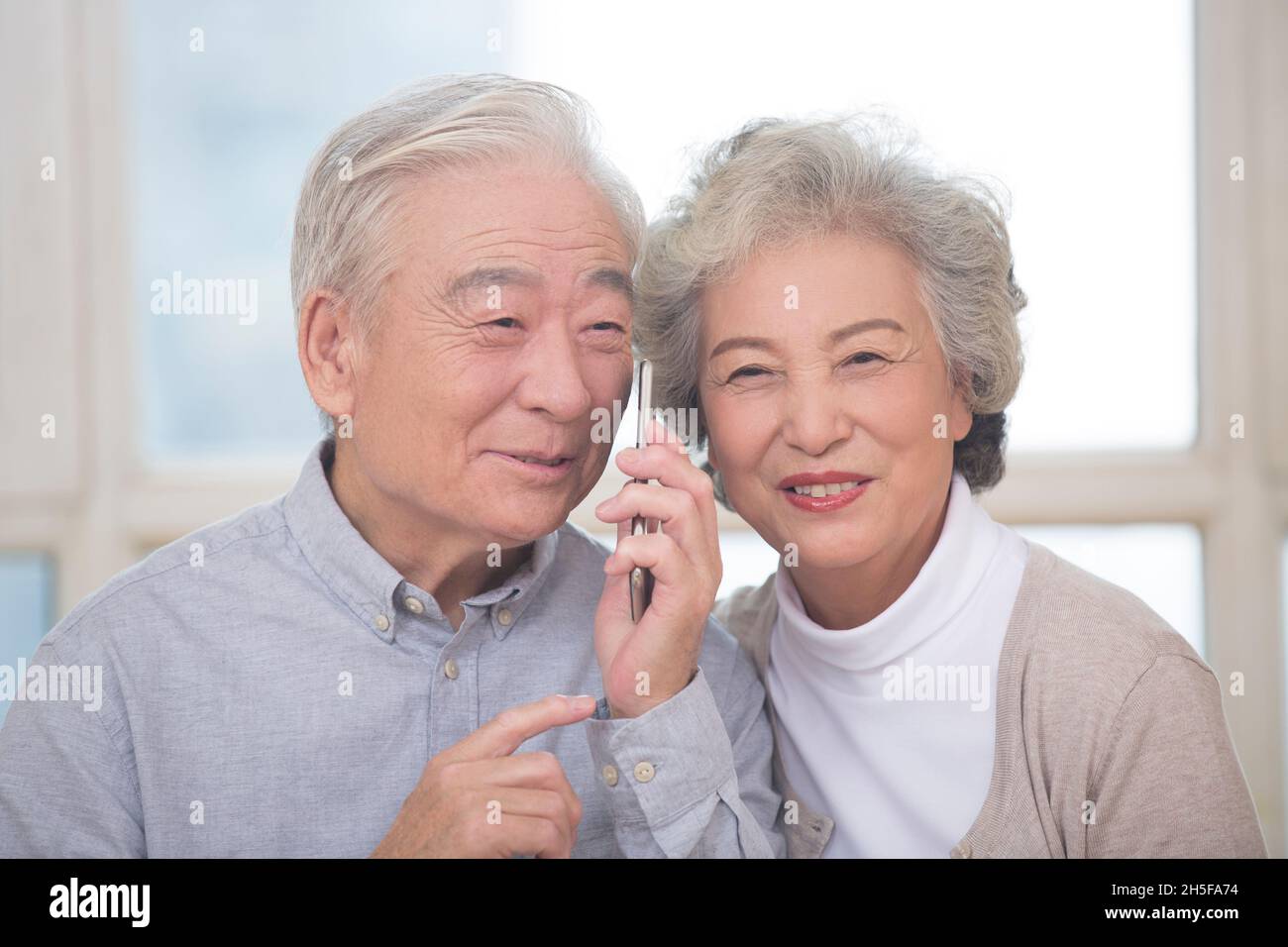 Old couple talking hi-res stock photography and images - Alamy