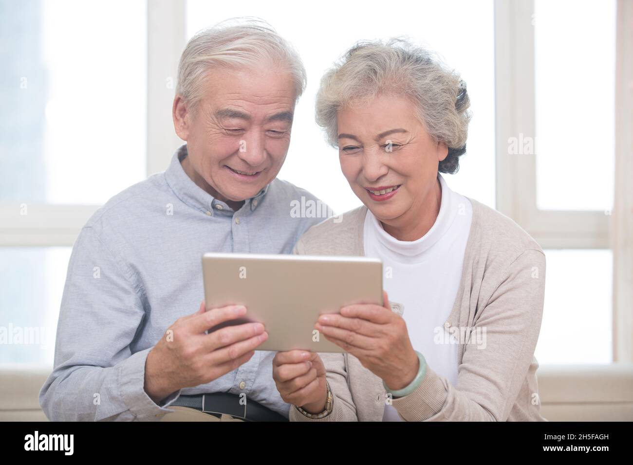 Using ipad digital tablet laughing hi-res stock photography and images ...