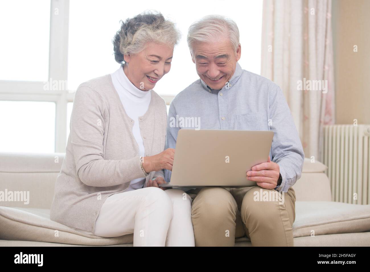 Two men by a computer screen hi-res stock photography and images - Alamy