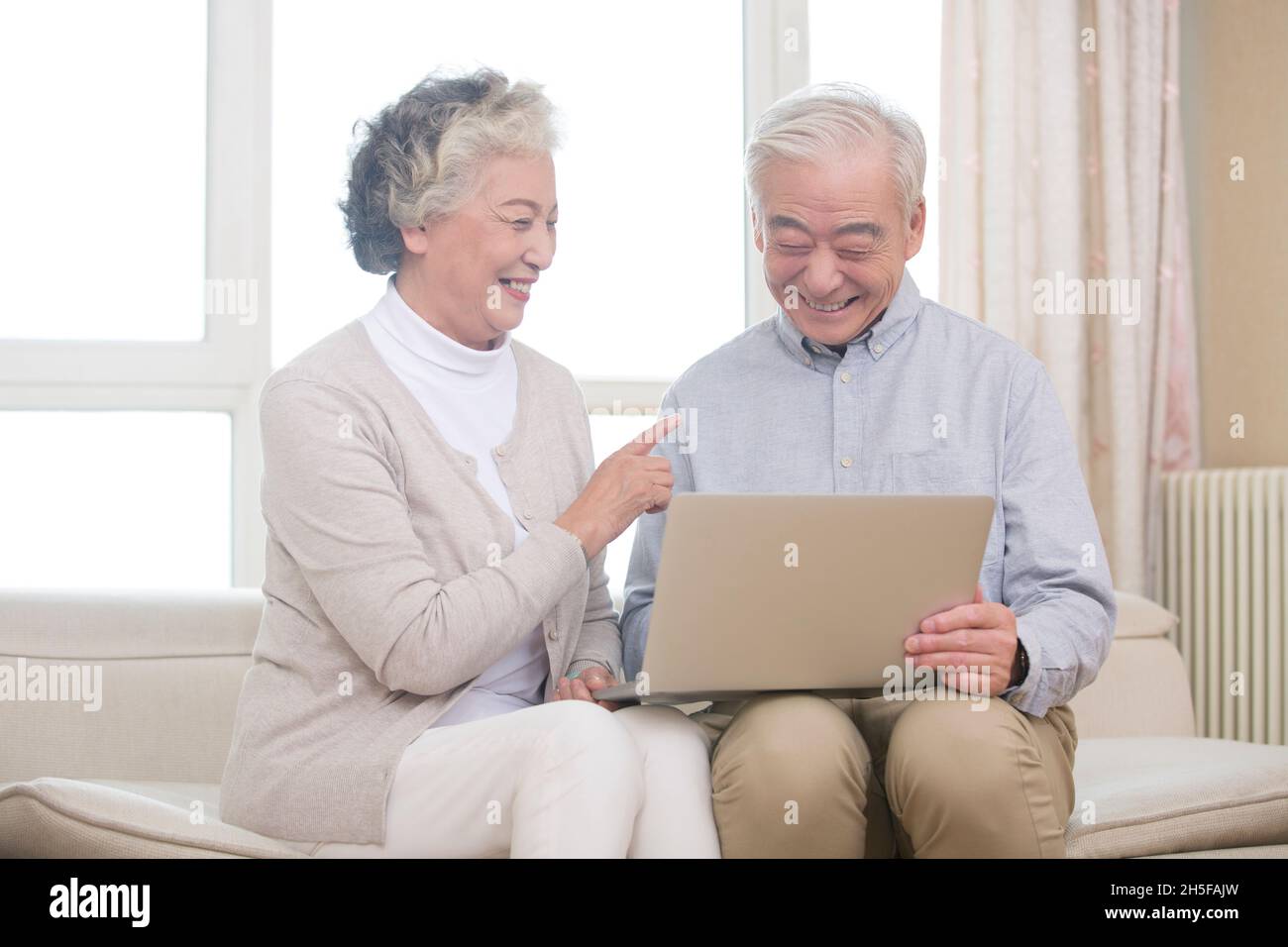 Happy elderly couples using a tablet computer Stock Photo - Alamy