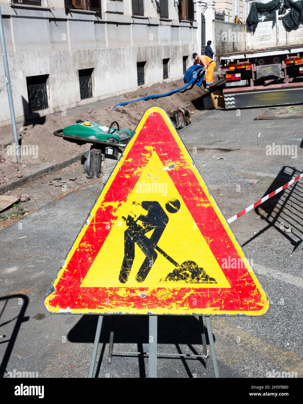 Men at work sign at worksite in Rome, Italy, 2021 Stock Photo - Alamy