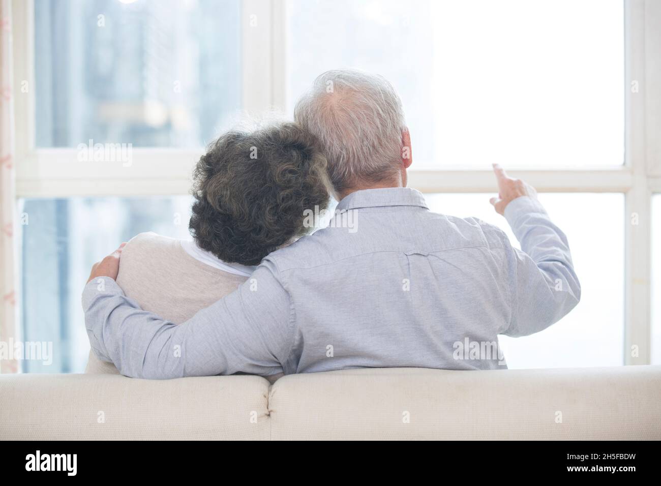 Elderly couple sitting down hi-res stock photography and images - Alamy
