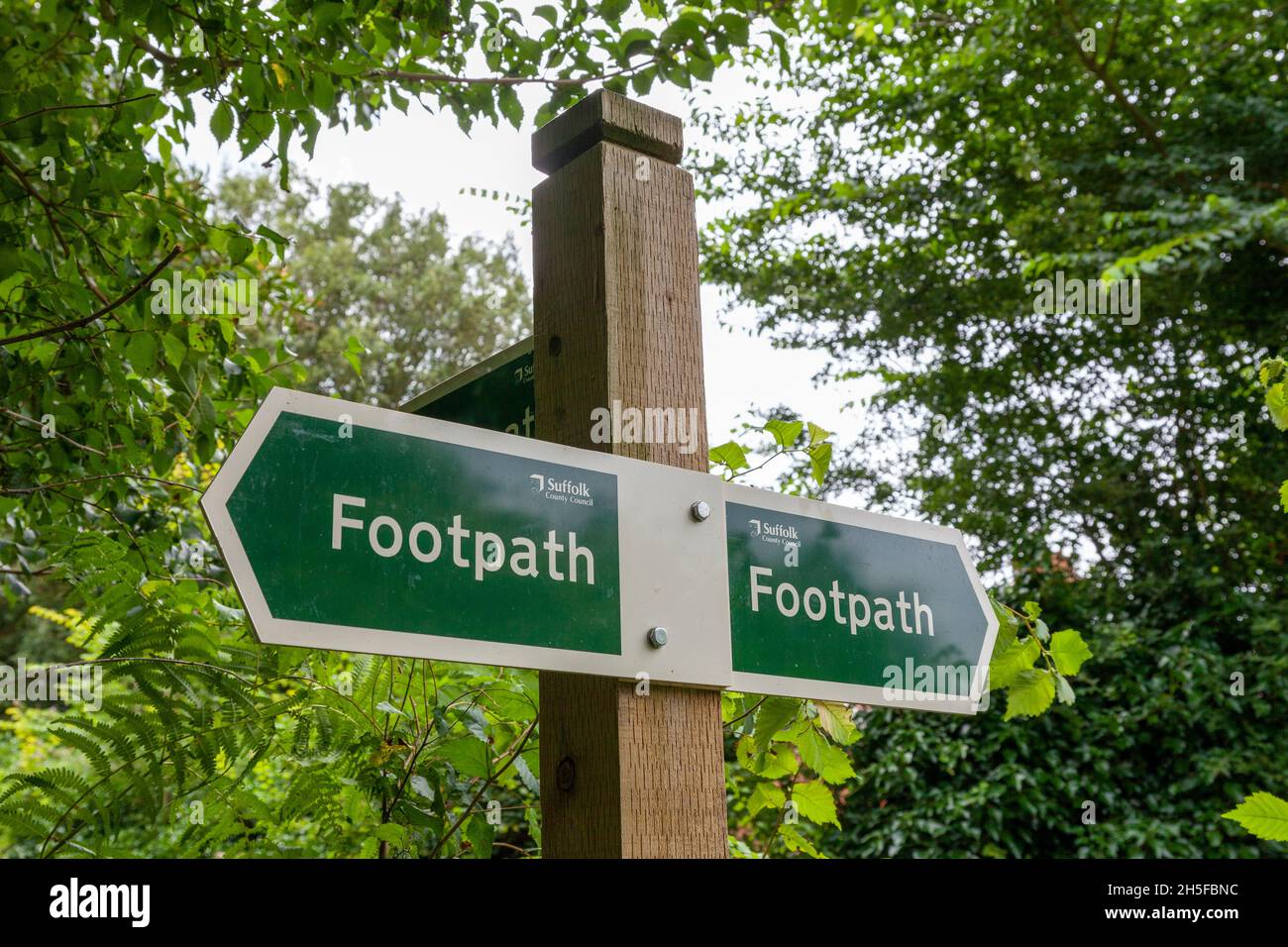 Footpath direction arrow hi-res stock photography and images - Alamy