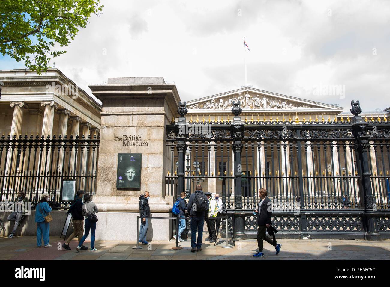 Museum london queue hi-res stock photography and images - Alamy