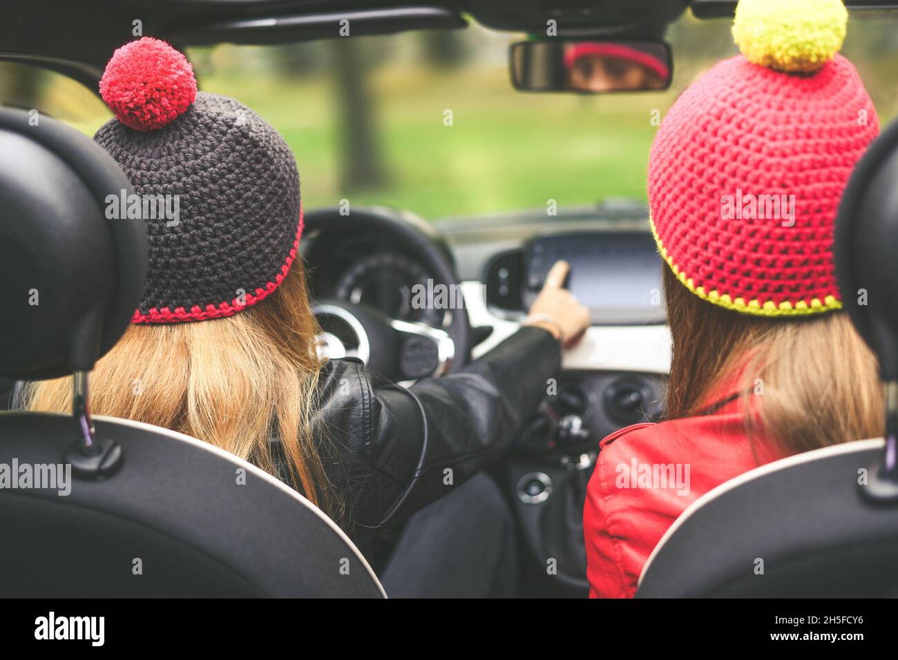 Girls driving convertible hi-res stock photography and images - Alamy