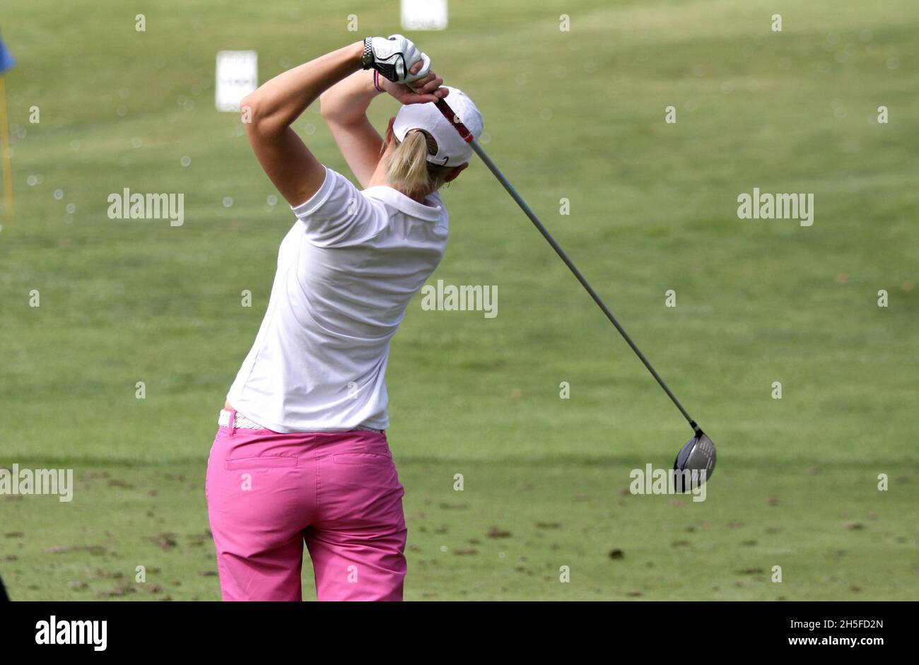 lady golf swing on a golf course Stock Photo - Alamy