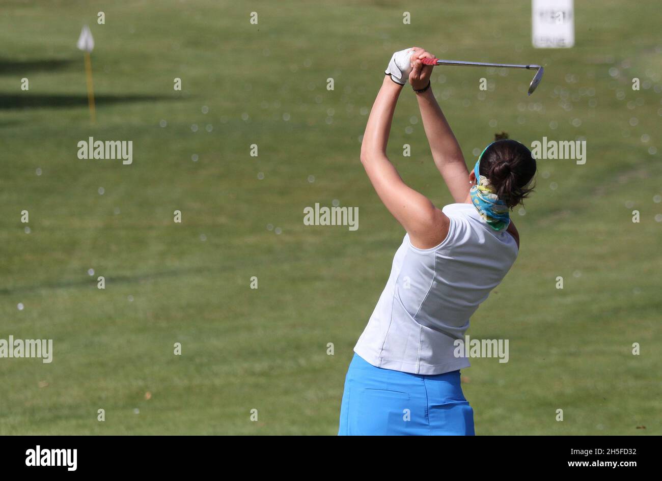 lady golf swing on a golf course Stock Photo - Alamy