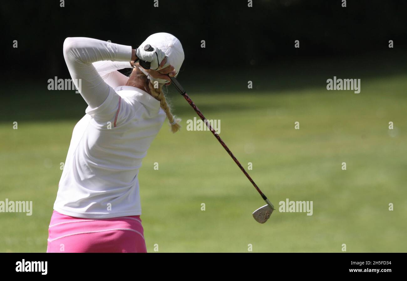 lady golf swing on a golf course Stock Photo - Alamy