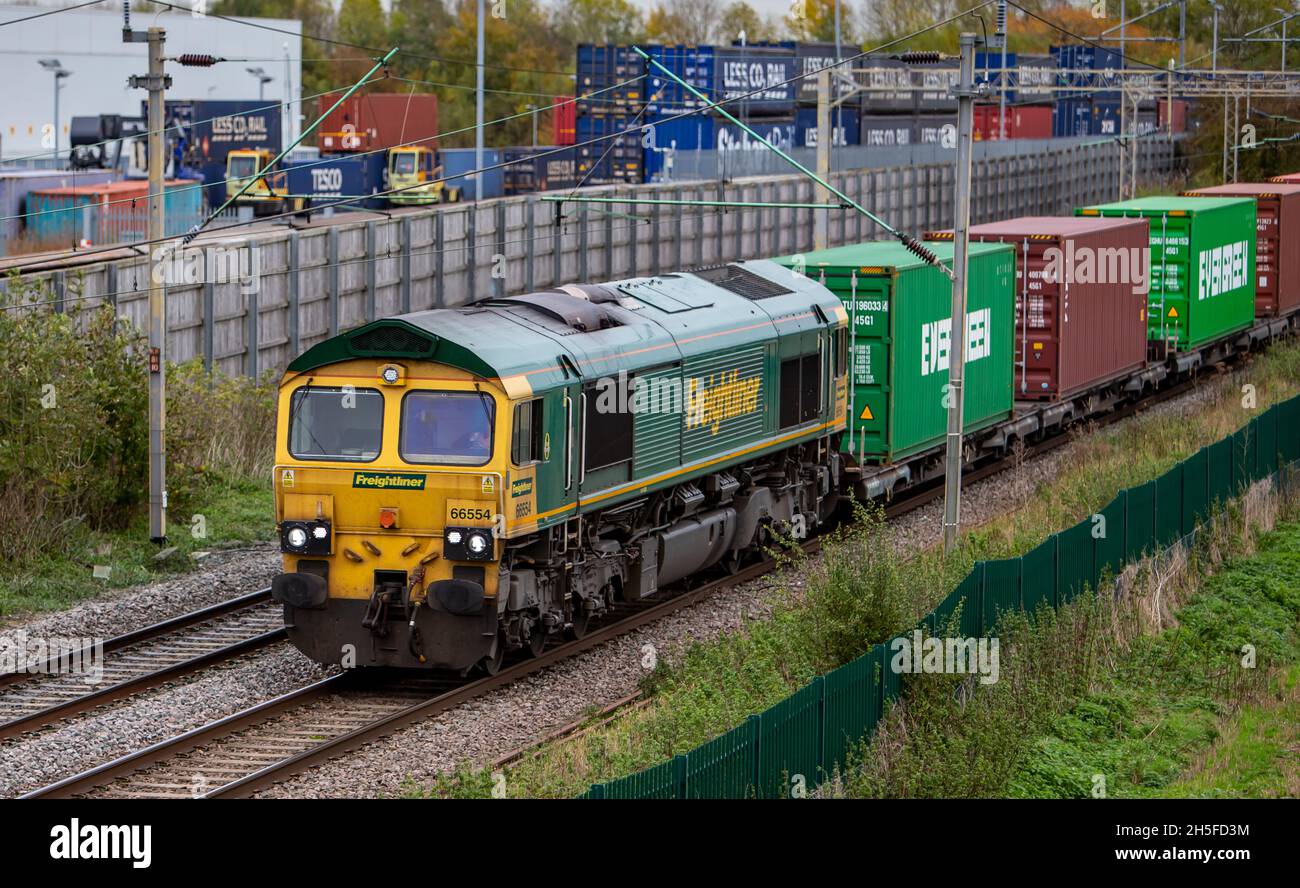 Freightliner Class 66 66554 passing DIRFT Stock Photo - Alamy