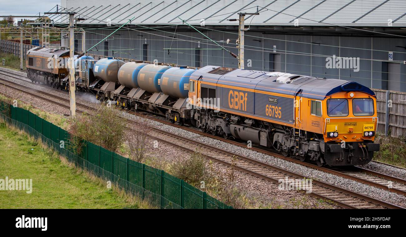 Class 66 locomotive hauling freightliner hi-res stock photography and ...