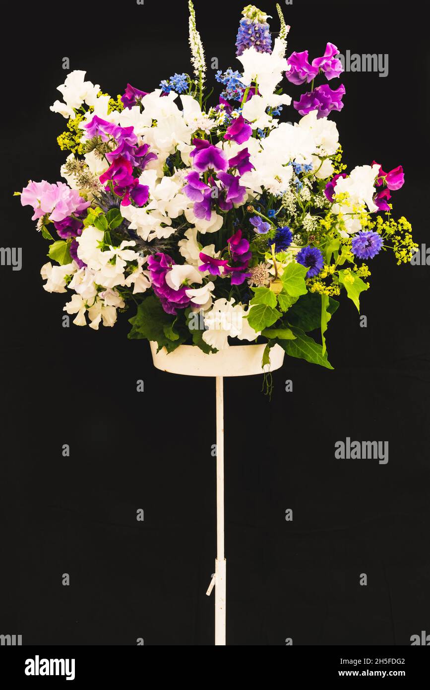 Pedestal flower arrangement hi-res stock photography and images - Alamy