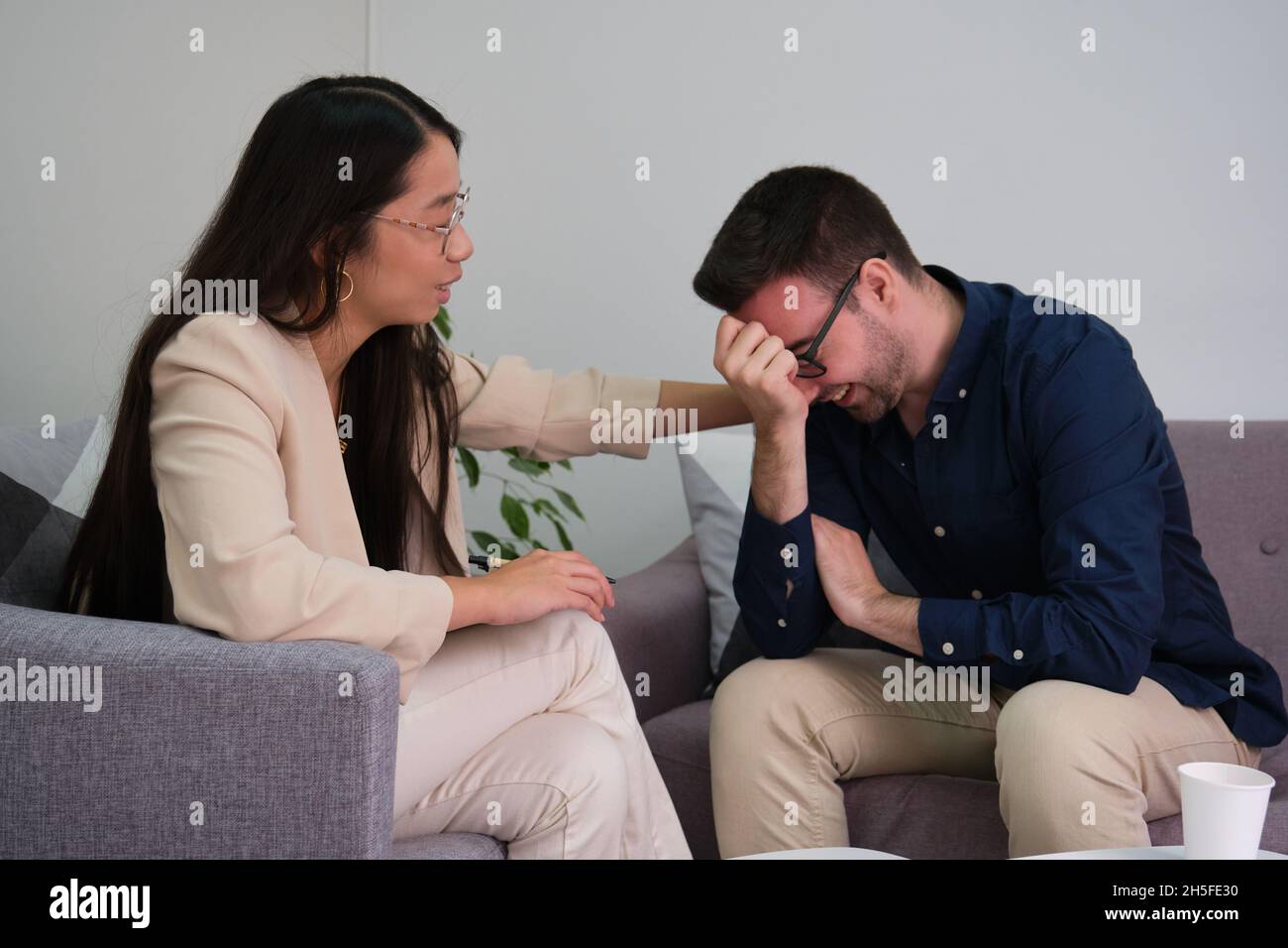 Asian female therapist patient hi-res stock photography and images - Alamy