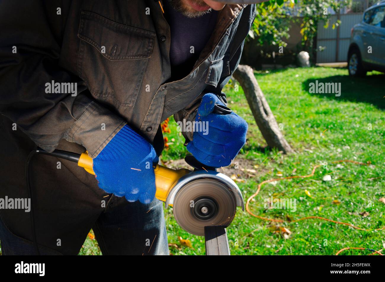 Worker grinds steel circle grinder hi-res stock photography and images ...