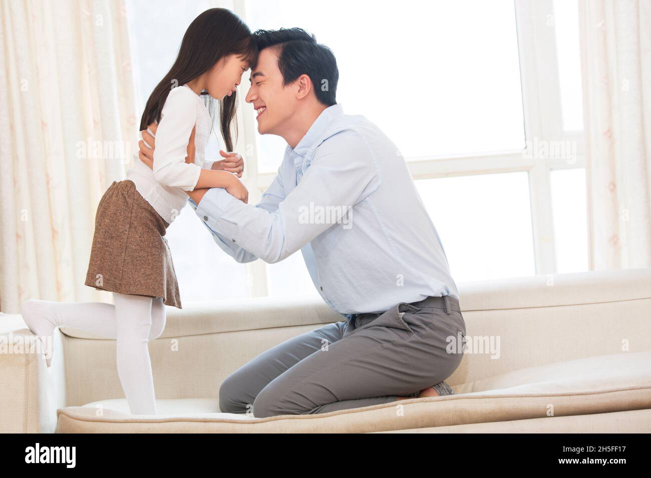 Father open arms daughter hi-res stock photography and images - Alamy
