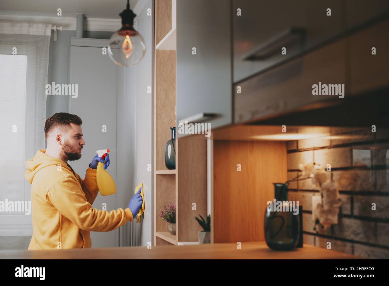 Man cleaning kitchen hi-res stock photography and images - Alamy