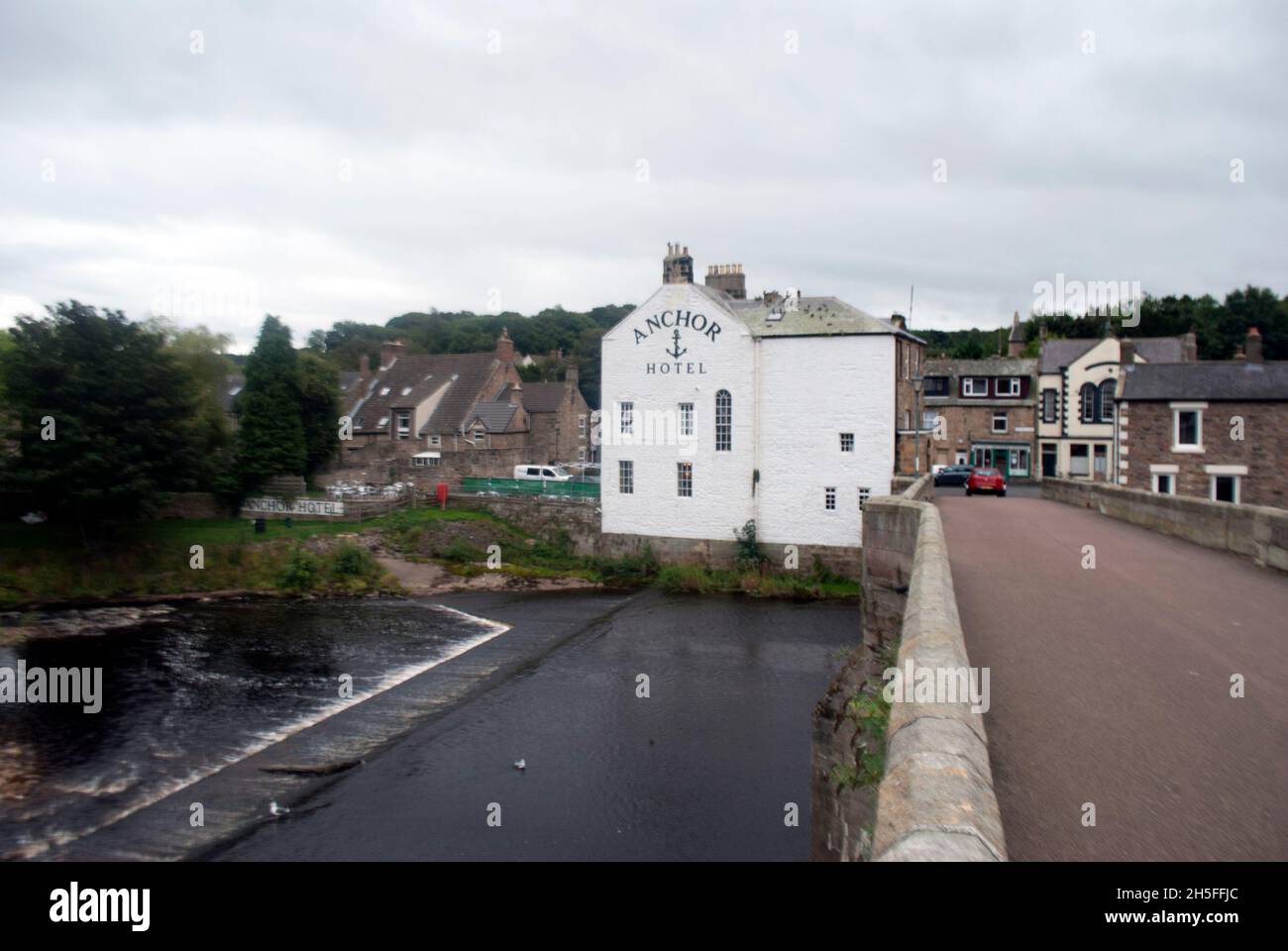 River South Tyne flowing beneath Old Haydon Bridge with White painted ... River South Tyne flowing beneath Old Haydon Bridge with White painted ...