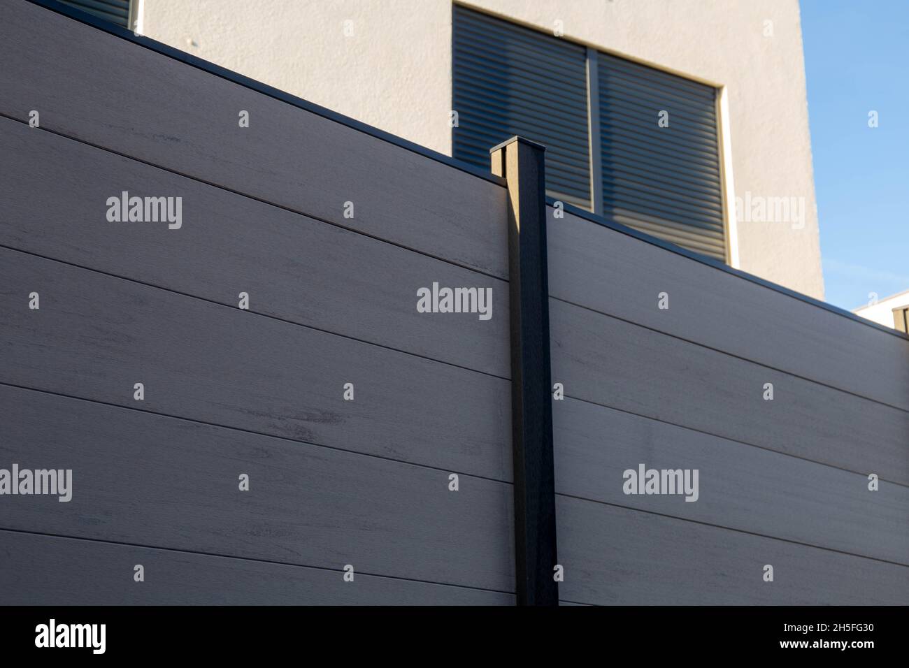 Modern high quality privacy fence Stock Photo - Alamy