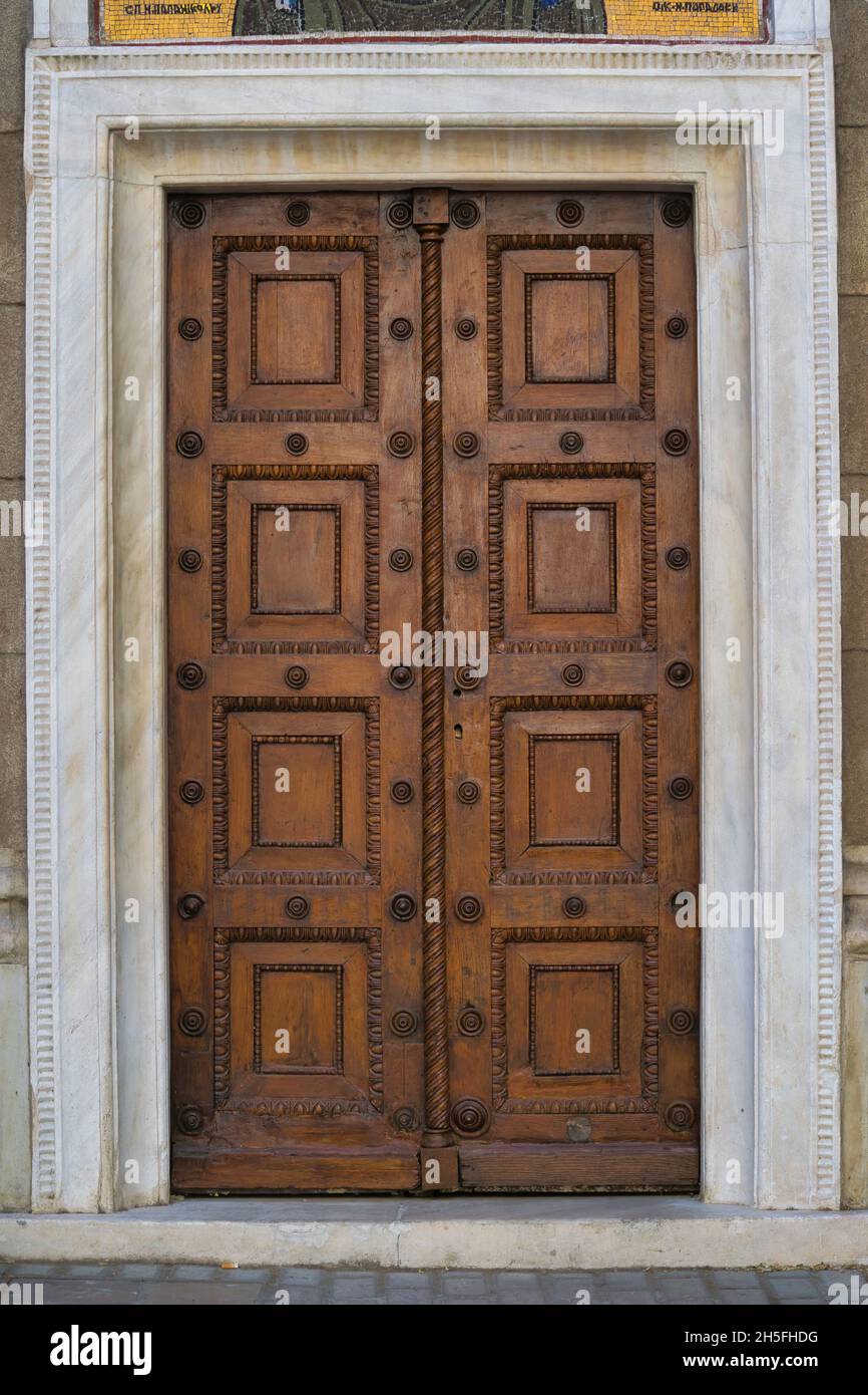 Vertical shot gate cathedral hi-res stock photography and images - Alamy