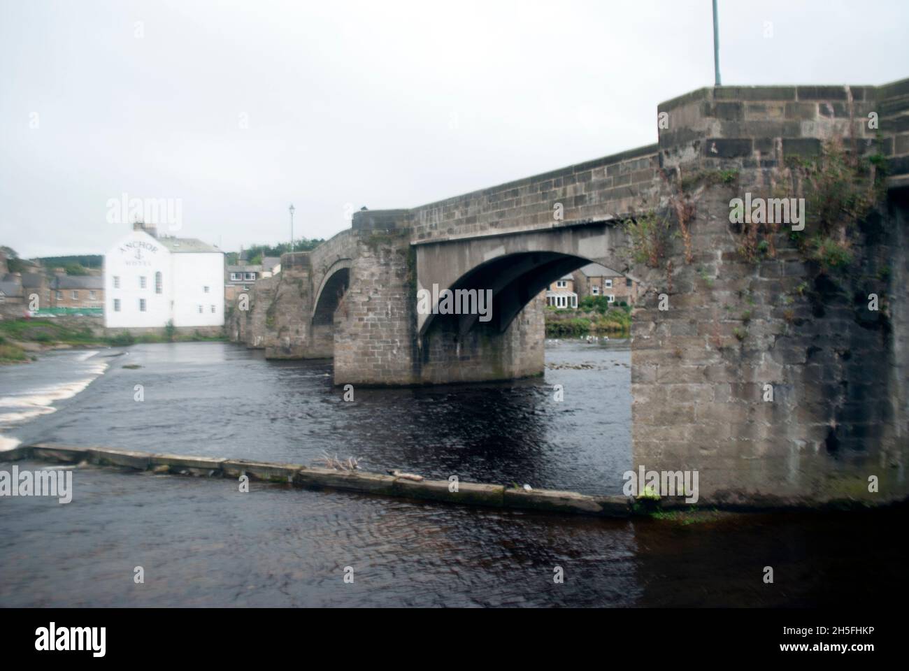 River South Tyne flowing beneath Old Haydon Bridge with White painted ... River South Tyne flowing beneath Old Haydon Bridge with White painted ...