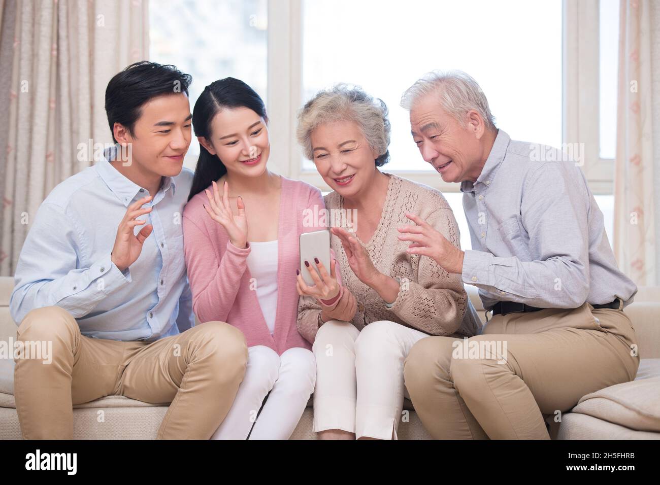 Couple senior son cell phone hi-res stock photography and images - Alamy