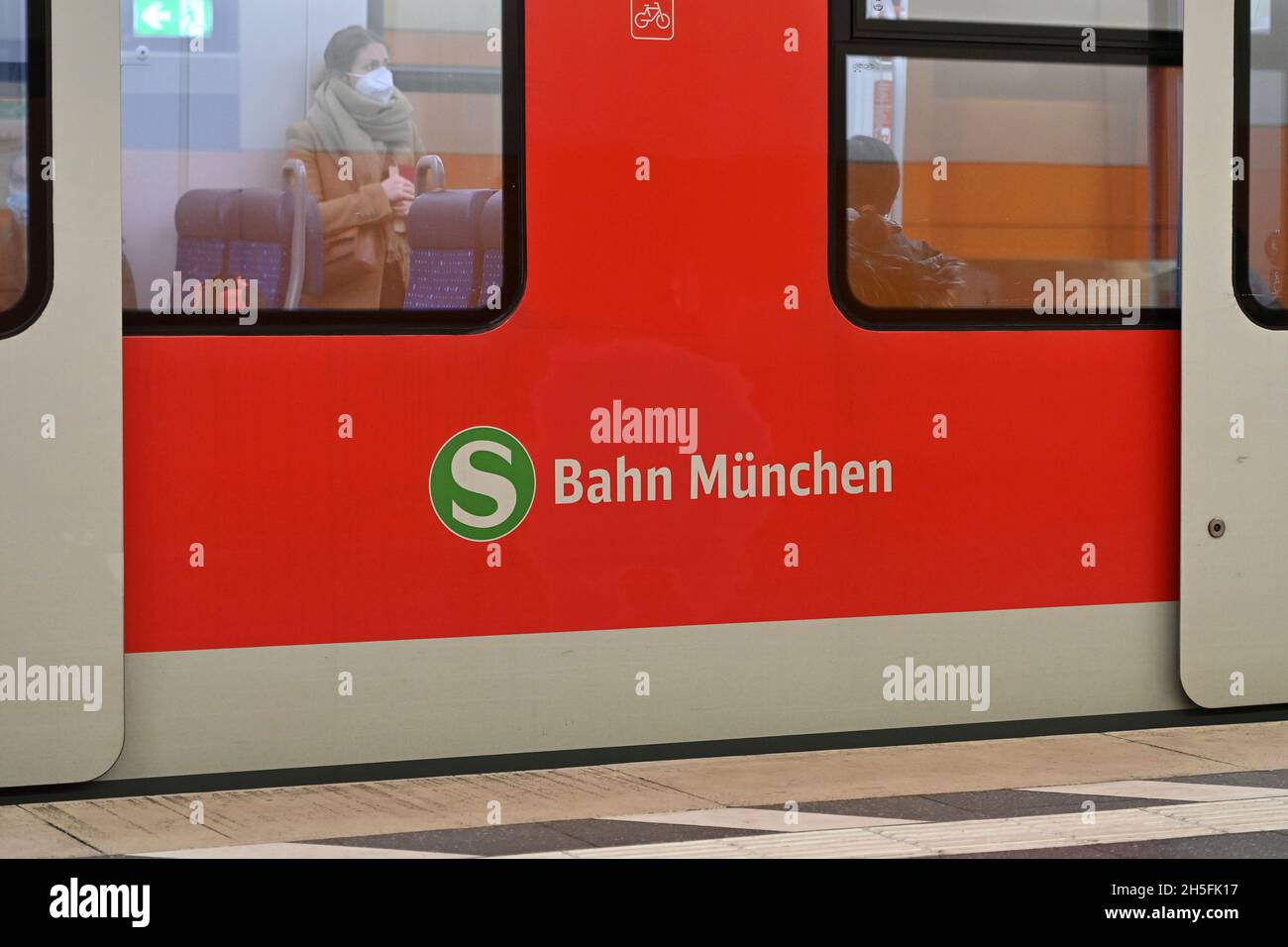 Munich, Deutschland. 09th Nov, 2021. Munich S-Bahn. OEPNV, public ...