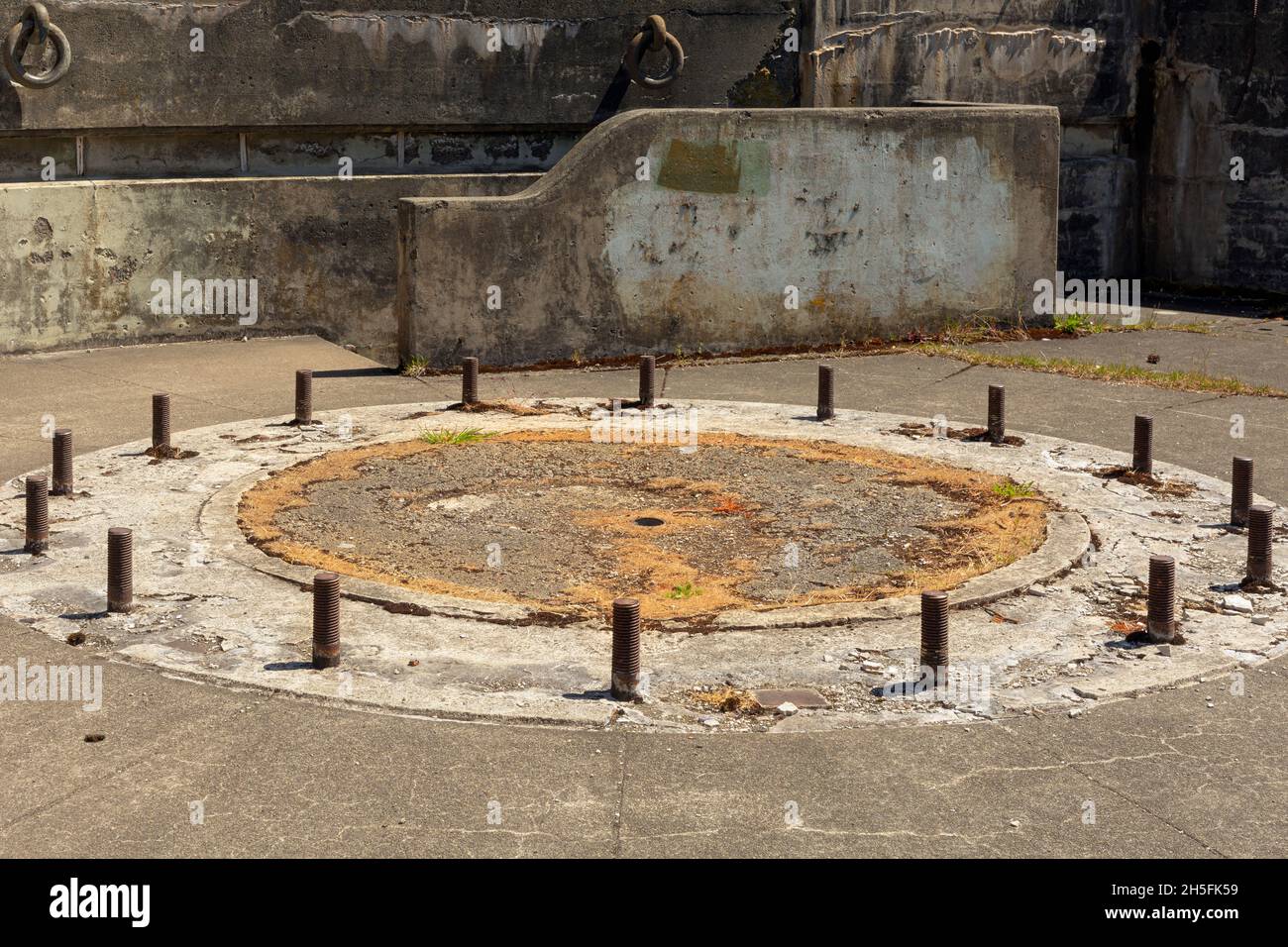 WA19763-00...WASHINGTON - The site of one of the guns at historic Fort ...