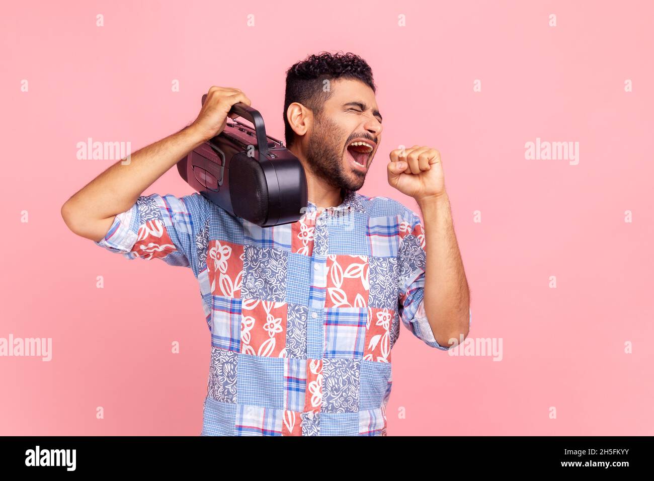Side profile young man singing hi-res stock photography and images - Alamy