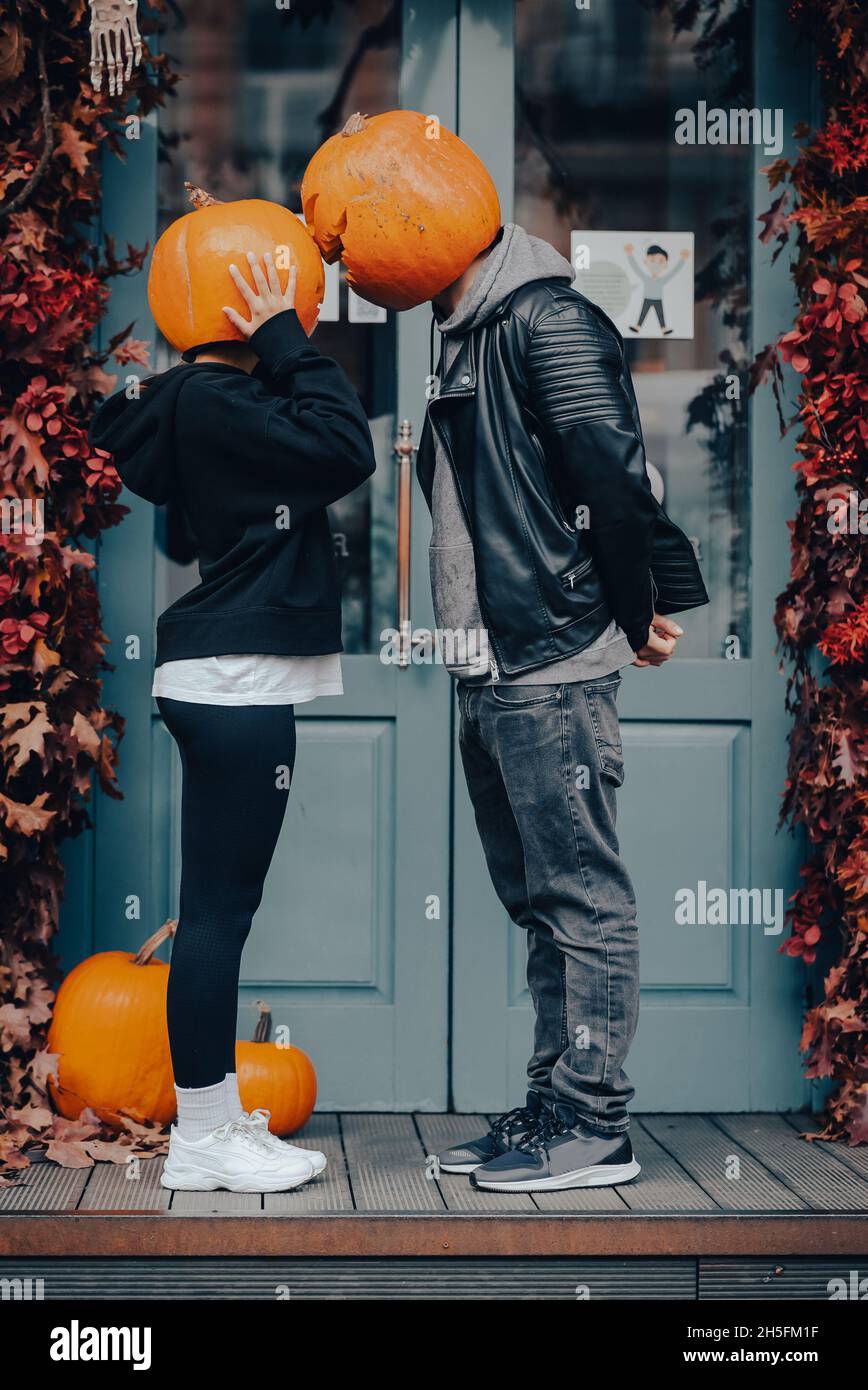 Headless couple hi-res stock photography and images - Alamy