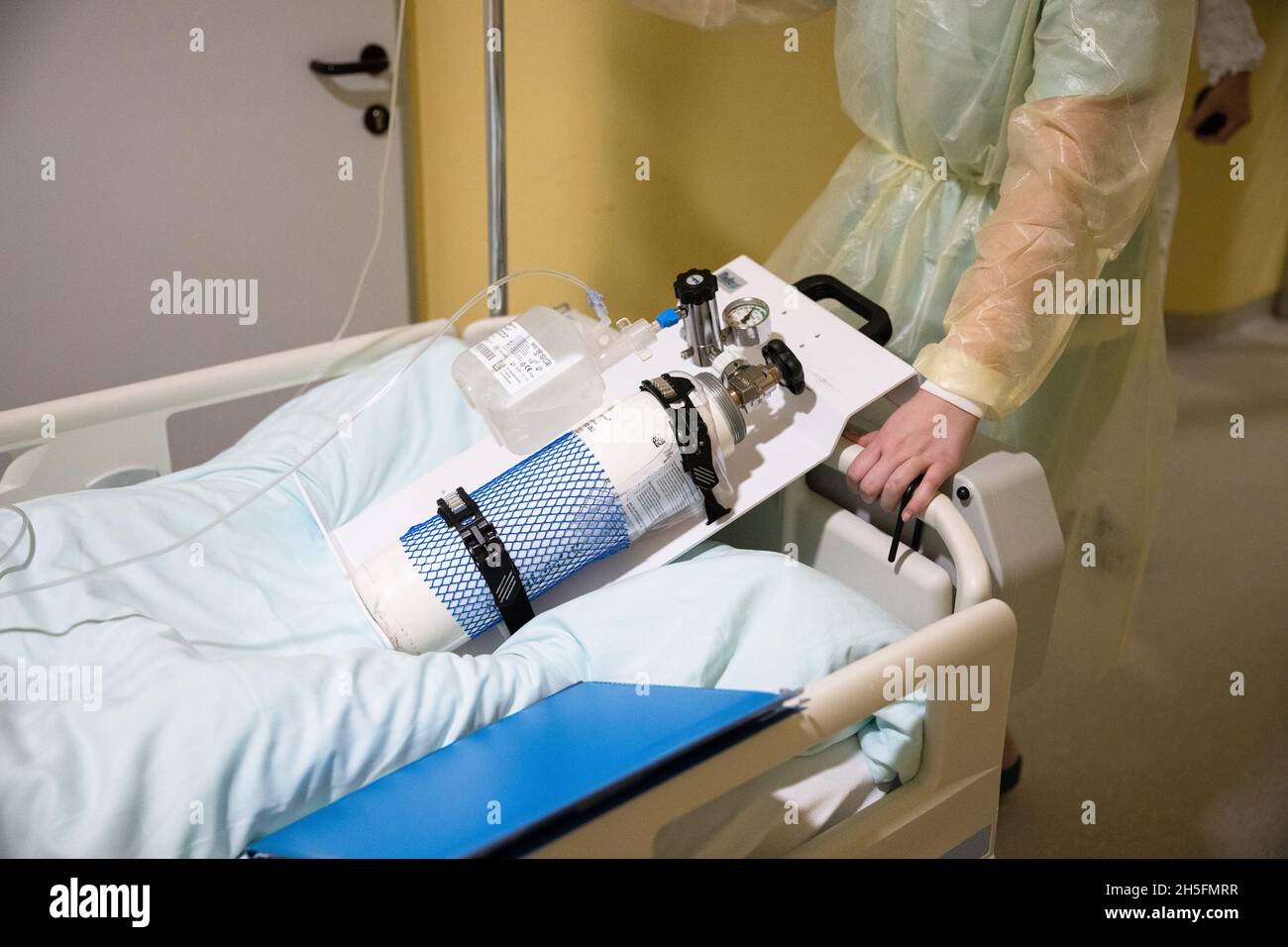 Hospital patient oxygen tank hi-res stock photography and images - Alamy