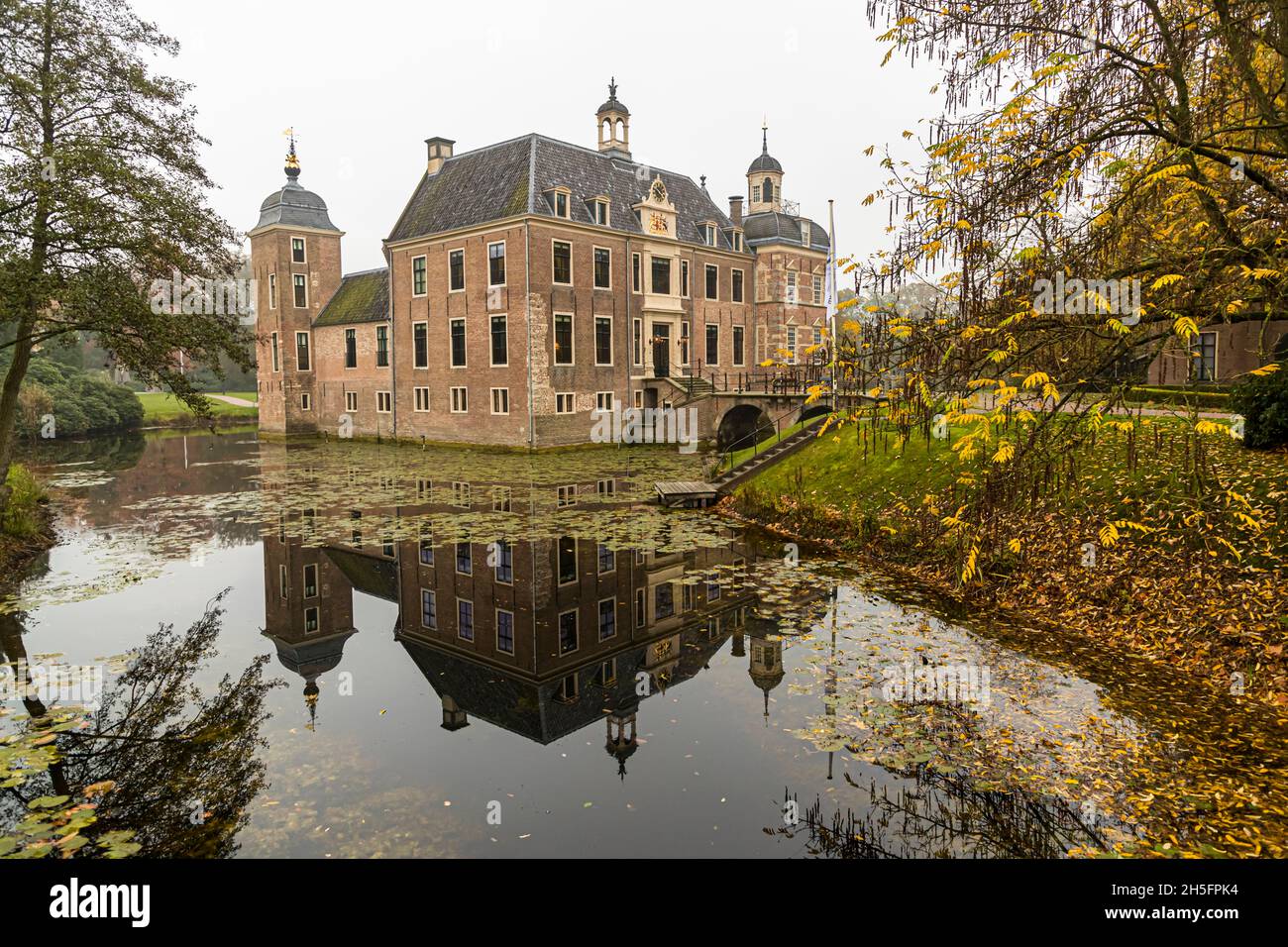Ruurlo Castle is a listed building in the province of Gelderland in the ...