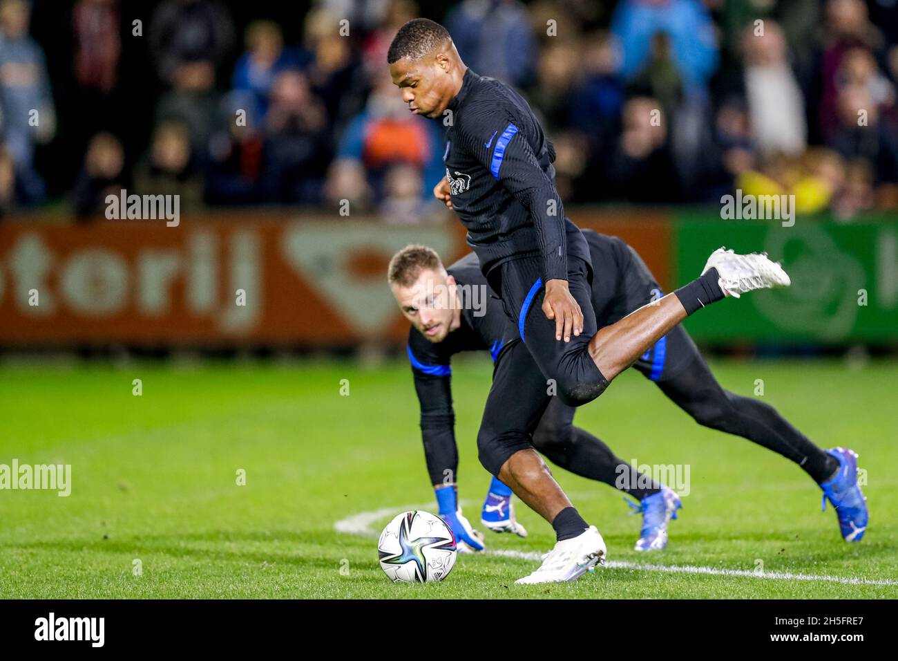 ZEIST, NETHERLANDS - NOVEMBER 9: Goalkeeper Mark Flekken of the ...
